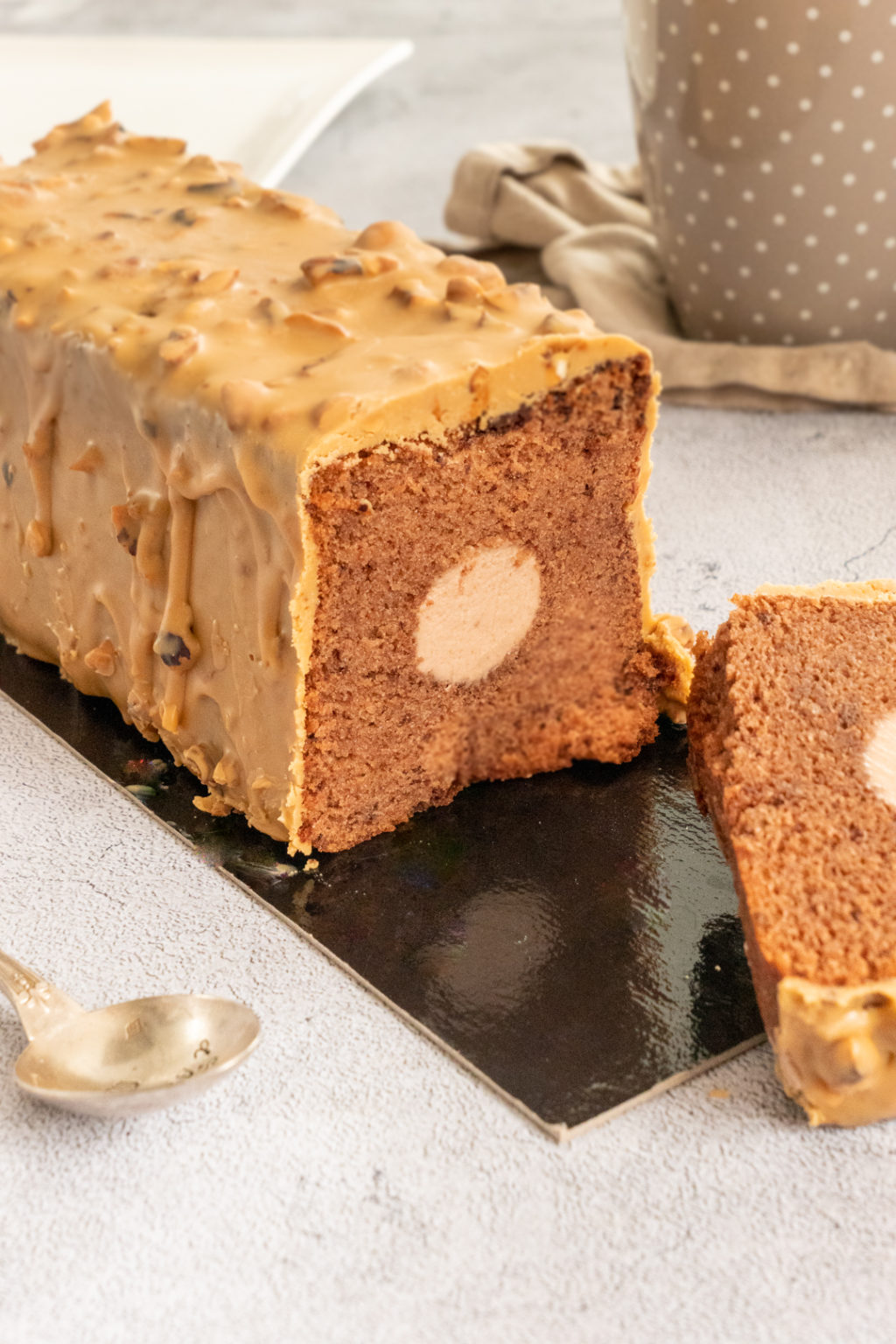 » Cake chocolat, insert praliné et glaçage Dulcey